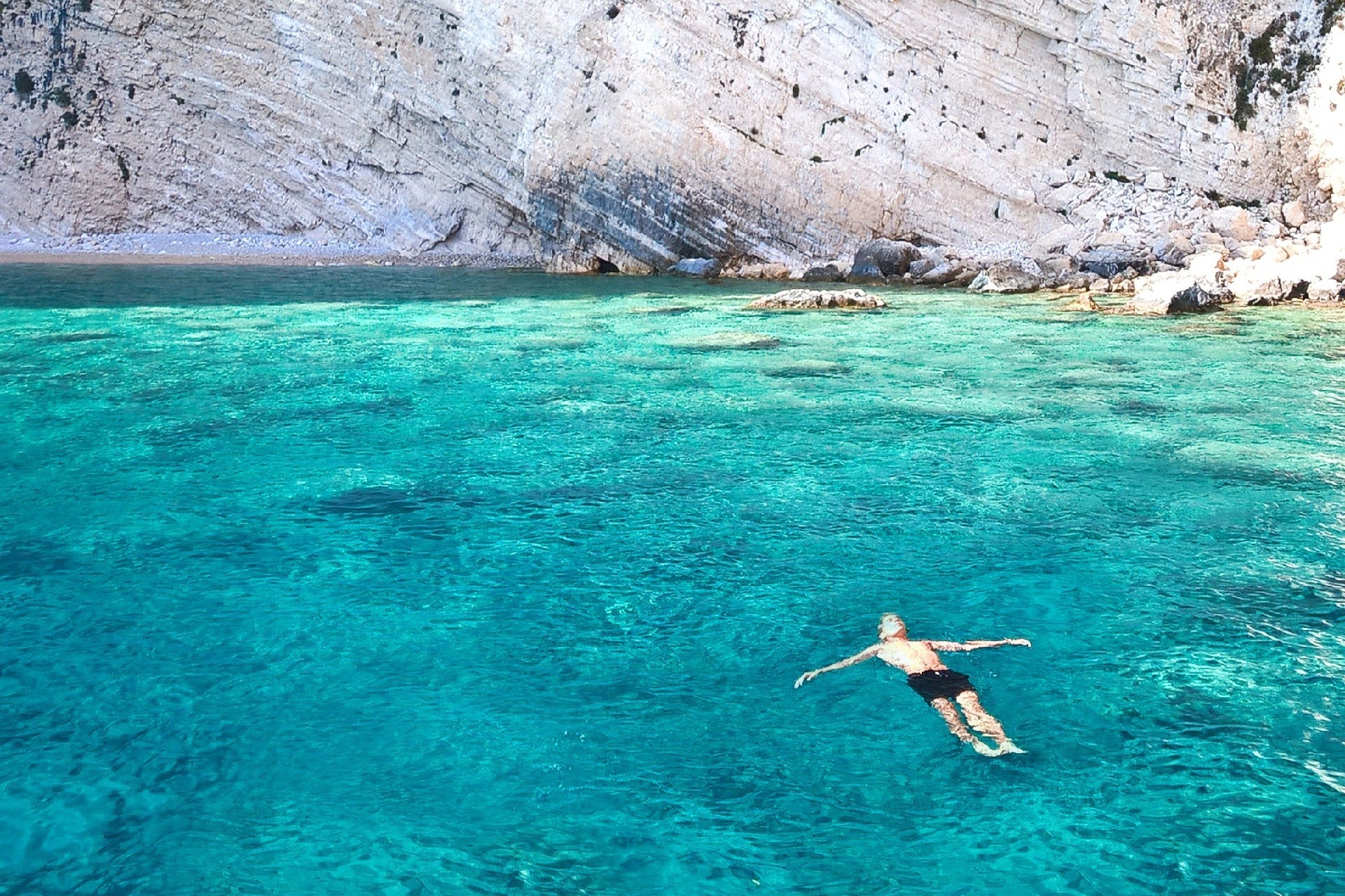 5 Beneficios de nadar en el mar que debes conocer - VIKIKA Blog